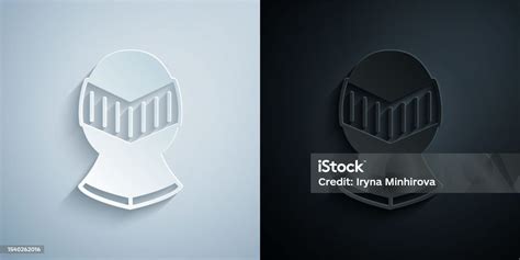 종이 회색과 검은 색 배경에 고립 된 머리 보호 아이콘에 대한 중세 철 헬멧을 잘라 나이트 헬멧 종이 아트 스타일 벡터 3차원