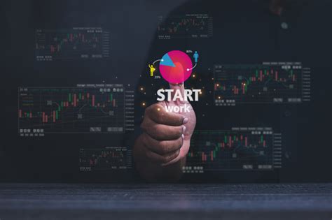 기술 및 웨비나 인터넷 교육 온라인 학습 개념을 위해 컴퓨터를 사용하여 시작 버튼을 누르는 사업가 Live Event에 대한 스톡 사진 및 기타 이미지 Istock