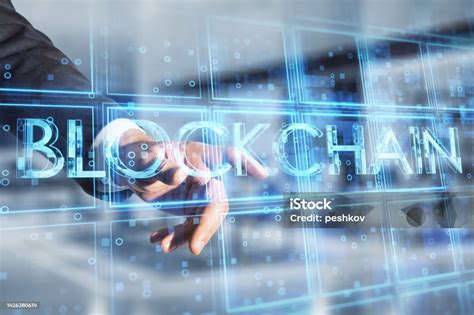 흐릿한 사무실 내부 배경에 창조적 인 파란색 큐브 블록 체인 텍스트 홀로그램을 가리키는 사업가 손을 클로즈업하십시오 기술 및 정보 개념 이중 노출 가리키기에 대한 스톡 사진