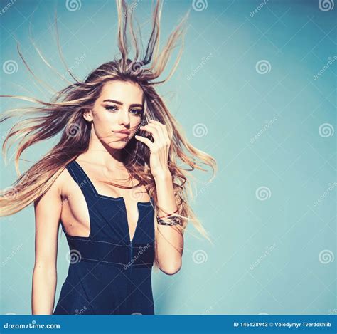 Sch Ner Haarschnitt Sexy Frau Mit Den Langen Haaren Berufshaarschnitt