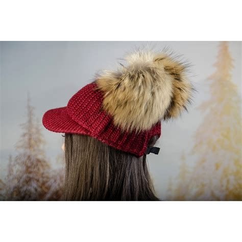 Плетена Дамска Шапка с Козирка и Два Помпон в Бордо Bonhats