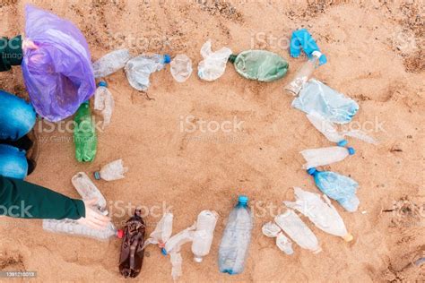 생태 템플릿 쓰레기를 줍는 자원 봉사자 모래 사장에 복사 공간이있는 플라스틱 더러운 병의 프레임 상단 보기 환경 보호와 지구의 날의 개념 가방에 대한 스톡 사진 및 기타