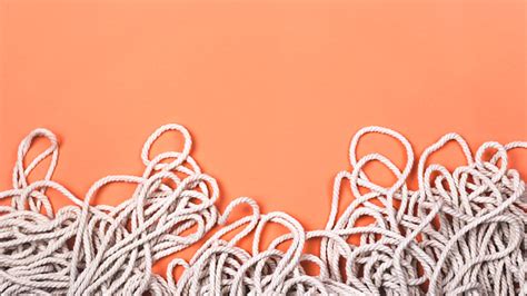 밝은 산호 배경에 질감과 대비와 미니멀 한 면 흰색 로프 배경 0명에 대한 스톡 사진 및 기타 이미지 0명 가정 생활 개념 Istock