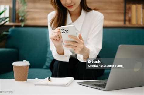 집에서 스마트폰과 태블릿을 개념으로 사용하는 여성 사업가 18 19세에 대한 스톡 사진 및 기타 이미지 18 19세 개념