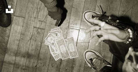 갈색 나무 바닥에 서 있는 흰색 바지와 검은색 가죽 부츠를 신은 사람 사진 Unsplash의 무료 미국 이미지