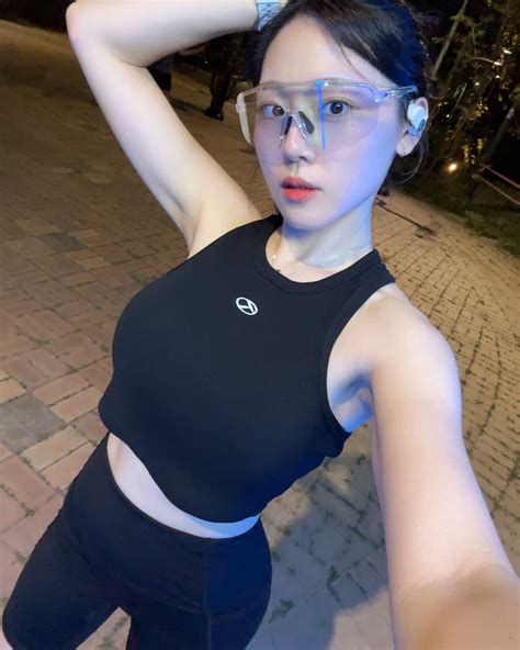 자전거타는여자 소블리 운동하는직장인 광고 이쁜 크롭탑 입고 야간러닝 🖤 5km 페이스가 점점 빨라지네 역시 이쁜 옷을 입어야 운동이 잘된다는건 진리였어요