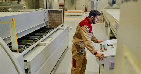 공장의 생산 라인에서 목공 기계를 작동하는 작업자의 전체 길이 사진 Unsplash의 실내 이미지