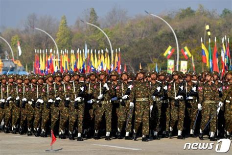 [포토] 행진하는 미얀마군 네이트 뉴스