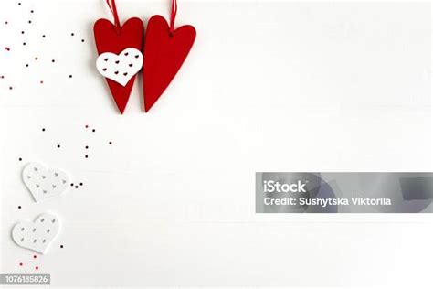 흰색 나무 배경에 마음입니다 발렌타인의 날에 대 한 배경입니다 여자에 대 한 마음으로 배너에 대 한 배경입니다 마음 카드 0명에 대한 스톡 사진 및 기타 이미지 Istock