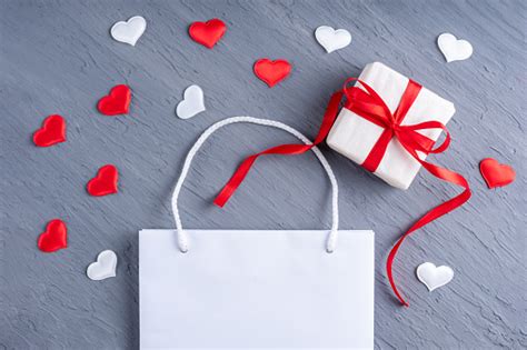 온라인 쇼핑 컨셉 얼티밋 그레이 배경에 빨간 리본 리본이 달린 밝은 흰색 쇼핑백과 선물 2월에 대한 스톡 사진 및 기타 이미지 2월 가방 공휴일 Istock