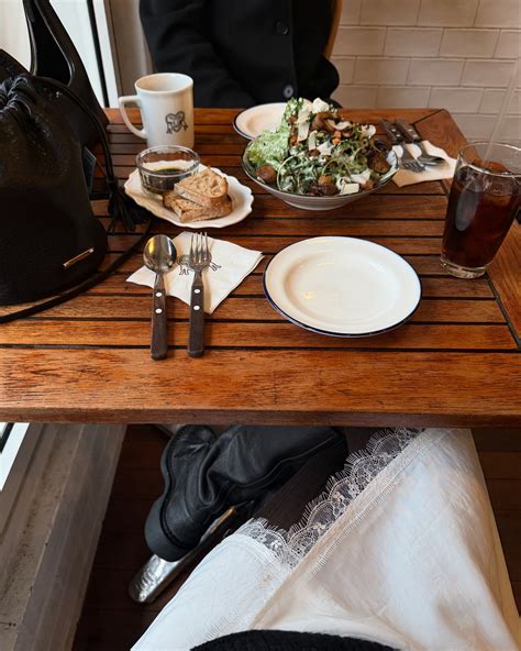 Heoyeonzu 제품협찬 Pradabeauty 프라다 뷰티의 국내 첫 부티크 프라다 뷰티 성수가 드디어 오픈했어요🖤 성수 부티크에서는 프라다 뷰티의 메이크업