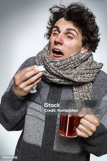 멀미용 Man 기침 감기 독감 재채기 조직 건강한 생활방식에 대한 스톡 사진 및 기타 이미지 건강한 생활방식 질병 감기바이러스 Istock