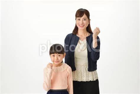 ガッツポーズの母娘3 No 1175953｜写真素材なら「写真ac」無料（フリー）ダウンロードok