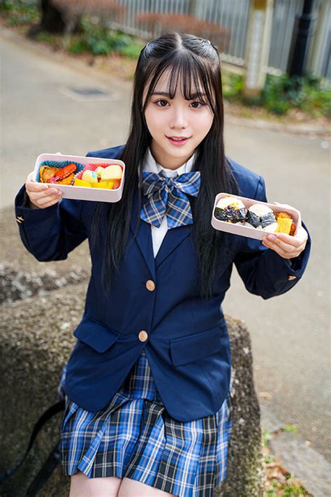 彼氏の為にお弁当を作ってあげる献身的な美少女j ！！しかし彼氏のsexが下手で全然興奮出来ない！と不満爆発！自分を満足させてくれるデカチン男に