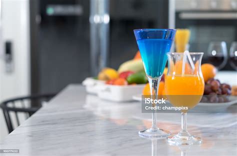 칵테일 및 오렌지 주스를 유리 대리석 테이블 과일과 야채 건강 한 다이어트 식품 개념 복사 공간에 주방 룸에서 왼쪽 0명에 대한 스톡 사진 및 기타 이미지 Istock