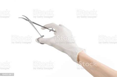 수술 및 의료 테마 흰색 배경에 고립 수술 클립을 들고 흰 장갑에 의사의 손을 간호사에 대한 스톡 사진 및 기타 이미지 간호사 강철 건강관리와 의술 Istock
