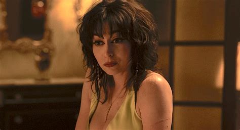 Sofia Falcone Gigante A Raiva Feminina Que Desafia A Loucura Imposta