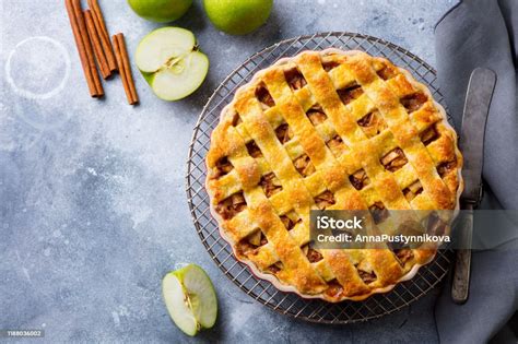 냉각 랙에 캐러멜 소스를 곁들인 애플 파이 회색 배경입니다 공간을 복사합니다 맨 위 보기 후식 파이에 대한 스톡 사진 및 기타 이미지 Istock
