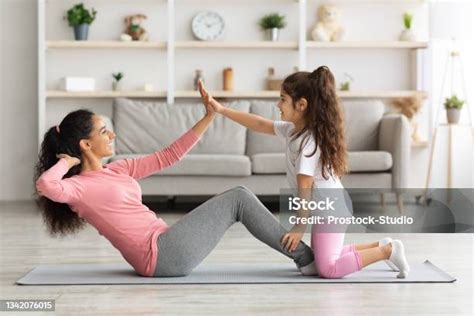 귀여운 어머니와 딸 작업 에 복근 함께 중동 민족에 대한 스톡 사진 및 기타 이미지 중동 민족 요가 한 부모 Istock