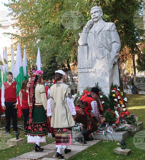С тържествен ритуал пред паметника на Иван Вазов в Плевен бе отбелязан Денят на народните