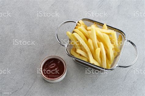 프렌치 프라이 칠리 소스와 함께 제공되는 맛있고 짭짤한 패스트 푸드 0명에 대한 스톡 사진 및 기타 이미지 0명 감자 요리 감자 칩 Istock