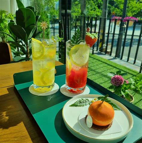 다옴 딸기 샤를로트 케이크 레어크림치즈와 스트로베리라즈베리레드베리 무스크림이 라즈베리 콩포트와 잘 어우러져 새콤달콤 맛있게 드실수 있어 1월에도 한번 더 예약가능