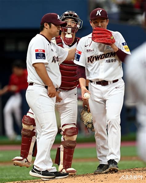 원종현 동점 허용하고 교체 [포토]｜스포츠동아