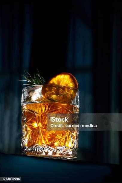 로즈마리와 오렌지가 달린 컷 크리스탈 글래스의 위스키는 짙은 배경에 블루 톤의 위스키에 대한 스톡 사진 및 기타 이미지 위스키 추상적인 0명 Istock