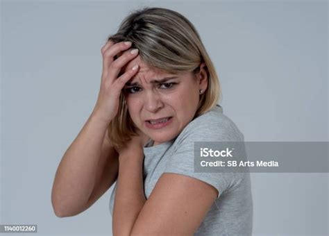 두려워 하 고 뭔가 무서운에서 그녀의 얼굴을 숨기고 충격을 느끼는 젊은 여자의 초상화를 닫습니다 그녀의 눈에 두려움을 보고 사람과 인간의 표정과 감정의 개념 무디 라이트