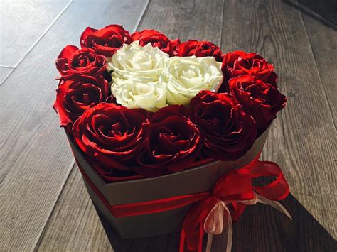 Картички с поздрави за специални празници Facebook