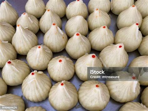 사탕 가게 디스플레이의 Ukadiche Modak 의 트레이의 풀 프레임 이미지 강판 코코넛과 재거리로 채워진 쌀가루 반죽 높은 전망 0명에 대한 스톡 사진 및 기타 이미지