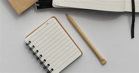 메모장 펜 공책 봉투 위의 테이블 사진 Unsplash의 책상 이미지