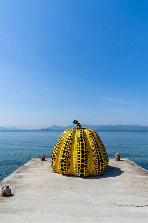 나오시마의 빨간 호박 노란 호박