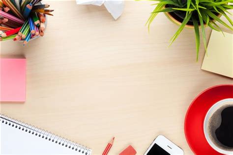 صفحه کاغذ خالی دفترچه یادداشت گل گیره کلاسور کاغذ طلایی فنجان قهوه و خودکار ماکت رومیزی چیدمان