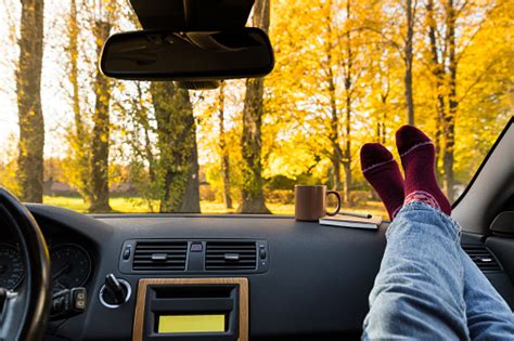 가 자동차 여행입니다 따뜻한 모직 양말과 차에서 차 한잔에 여 자가 발 가을에 대한 스톡 사진 및 기타 이미지 가을 감정 개념 Istock