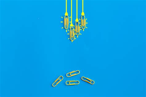 종이 클립 생각 창의력 파란색 배경에 전구 새로운 아이디어 개념과 좋은 아이디어 개념 0명에 대한 스톡 사진 및 기타 이미지 Istock