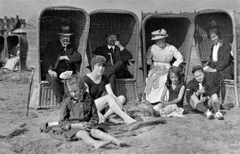 20 Fascinating Vintage Photos Of British Holidaymakers Frolicking By