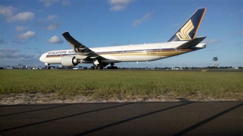 무료 이미지 싱가포르 공항 공기 호스 비행기 여행 여객기 와이드 바디 항공기 차량 항공 우주 공학 플랩 하늘 항공기 엔진 좁은 몸통 보잉 777