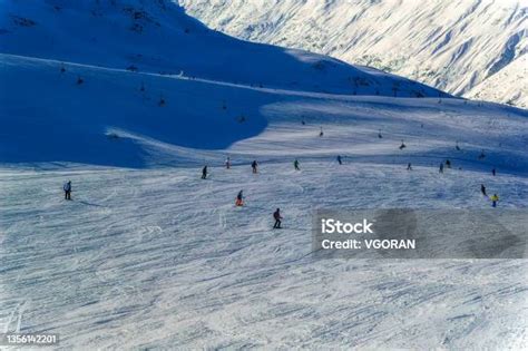 오스트리아 오베르구르글에서 겨울철 스키 슬로프에서 스키를 타는 자들 25 29세에 대한 스톡 사진 및 기타 이미지 25 29세 겨울 기술 Istock
