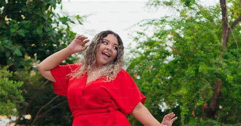 거리에서 면 드레스를 입은 플러스 사이즈 모델 여성을위한 패션의 개념 사진 Unsplash의 의류 이미지