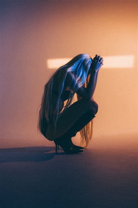 무료 이미지 여자 하늘 플래시 사진 경치 Tints And Shades 강청색 미술 무릎 행사 인간의 다리