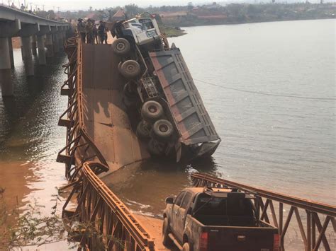 រថយន្តភ្លៅ៤ដឹកថ្ម១គ្រឿង សង្ស័យដឹកលើសទម្ងន់បណ្ដាលឱ្យបាក់ស្រុតស្ពានដែកដល់បាតដី សារព័ត៌មាន នគរវត្ត