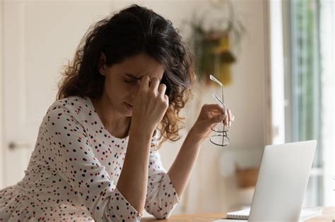 피곤한 여자 작업 에 컴퓨터 고통 으로 두통 여자에 대한 스톡 사진 및 기타 이미지 여자 정신적 스트레스 한 명의 여자만 Istock