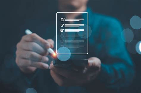 전자 펜을 사용하여 Iso 개념의 품질 관리 보증을 위해 온라인 문서 체크리스트에서 올바른 기호 표시를 표시하는 사업가 감시에