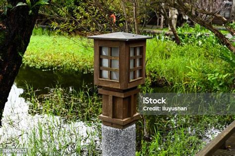 공원의 푸른 나무의 흐릿한 보케 배경과 함께 전통적인 스타일의 조명 등불의 일본 정원 클로즈업 0명에 대한 스톡 사진 및 기타 이미지 Istock