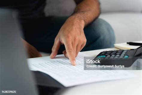 남자는 계산기와 개인 소득세 환급의 작성 양식으로 연간 세금을 계산하고 있습니다 세금 및 예산 계획 개념을 지불하는 계절 1040 세금 양식에 대한 스톡 사진 및 기타