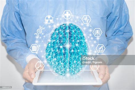 의학의 인공 지능 디지털 두뇌와 의료 아이콘이 제시되는 태블릿을 가진 의사 개념에 대한 스톡 사진 및 기타 이미지 개념 개발 건강관리와 의술 Istock