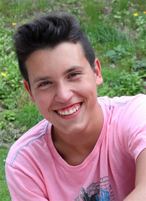 รูปภาพ ธรรมชาติ หญิง เด็กผู้ชาย แนวตั้ง มนุษย์ สีชมพู การแสดงออกทางสีหน้า ทรงผม ยิ้ม