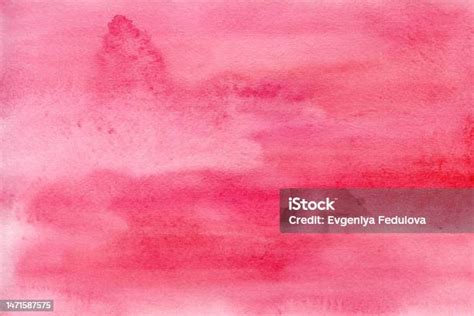 수채화 브러시 스트로크가 있는 분홍색 추상 질감 배경의 비바 마젠타 색입니다 수채화 추상 배경 질감 카드 파티 초대장 포장 표면 디자인 전문가용 캔버스에 대한 스톡 벡터