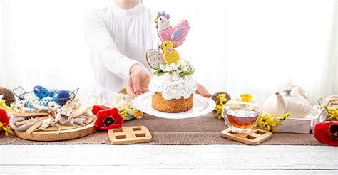 여성의 손에 아름답게 장식 된 축제 케이크와 부활절 구성 25 29세에 대한 스톡 사진 및 기타 이미지 25 29세 공연 구도 Istock